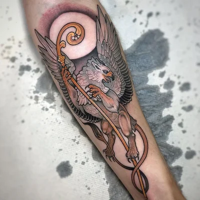 Tatuaż Gryf: Znaczenie, Wzory i Inspiracje | VEAN TATTOO