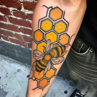 Tatuaż Plaster Miodu: Znaczenie, Wzory i Inspiracje | VEAN TATTOO